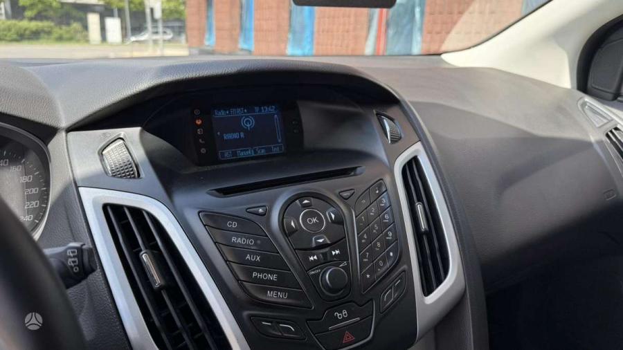 White Ford Focus 2012 in Vilnius, with an engine capacity of 1.00 L and mileage of 300 thousand km for 2750 €, photo 7 on AUTOMOTO.COM.LV