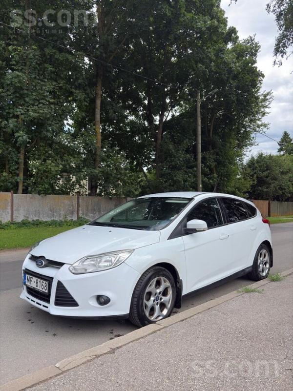White Ford Focus 2012 in Riga, with an engine capacity of 1.60 L and mileage of 198 thousand km for 3000 €, photo 3 on AUTOMOTO.COM.LV