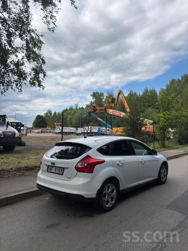 White Ford Focus 2012 in Riga, with an engine capacity of 1.60 L and mileage of 198 thousand km for 3000 €, photo 5 on AUTOMOTO.COM.LV