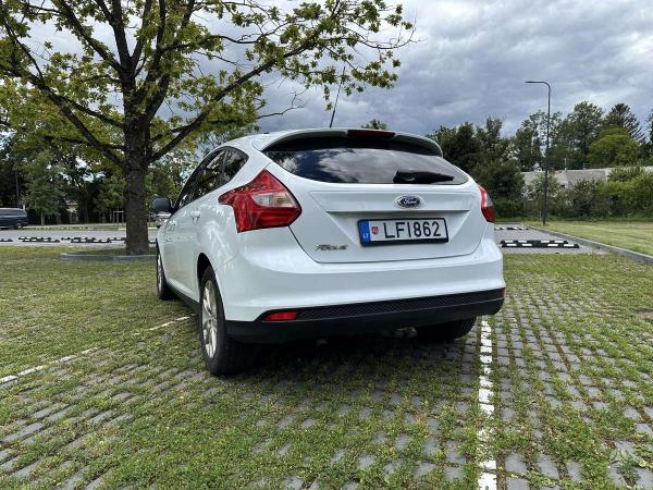 White Ford Focus 2012 in Kaunas, with an engine capacity of 1.60 L and mileage of 251 thousand km for 2700 €, photo 4 on AUTOMOTO.COM.LV