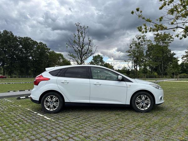 White Ford Focus 2012 in Kaunas, with an engine capacity of 1.60 L and mileage of 251 thousand km for 2700 €, photo 6 on AUTOMOTO.COM.LV