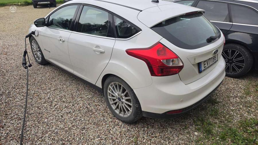 White Ford Focus 2012 in Mazeikiai, with an engine capacity of 0.00 L and mileage of 225 thousand km for 2999 €, photo 5 on AUTOMOTO.COM.LV