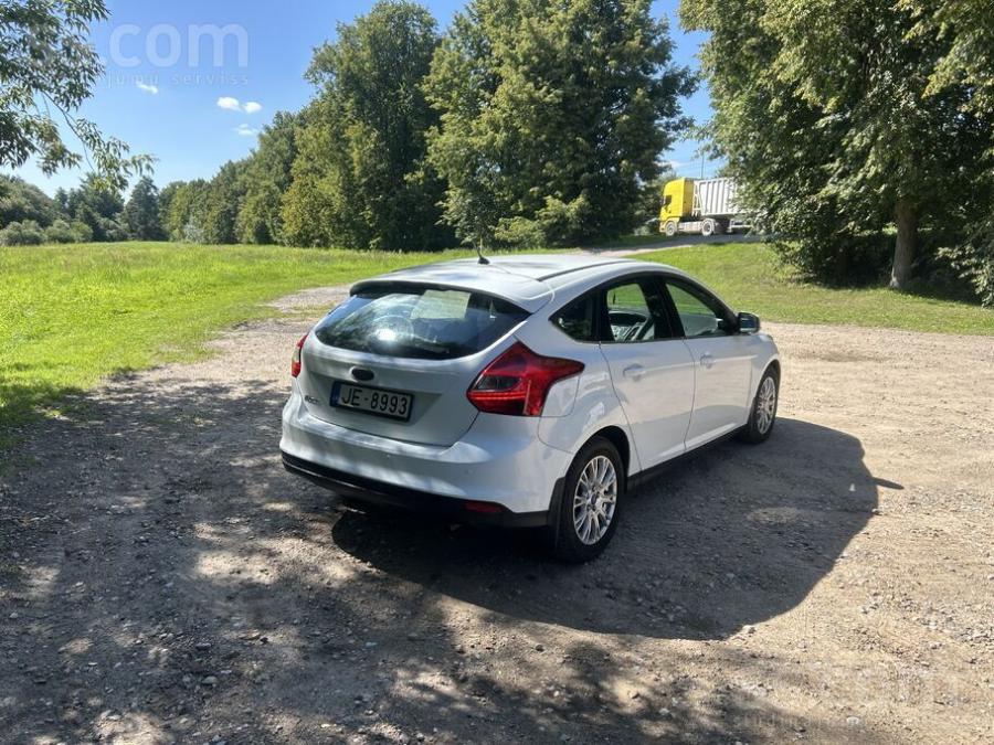 White Ford Focus 2013 in Jelgava, with an engine capacity of 1.60 L and mileage of 256 thousand km for 2500 €, photo 3 on AUTOMOTO.COM.LV
