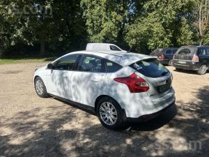 White Ford Focus 2013 in Jelgava, with an engine capacity of 1.60 L and mileage of 256 thousand km for 2500 €, photo 5 on AUTOMOTO.COM.LV