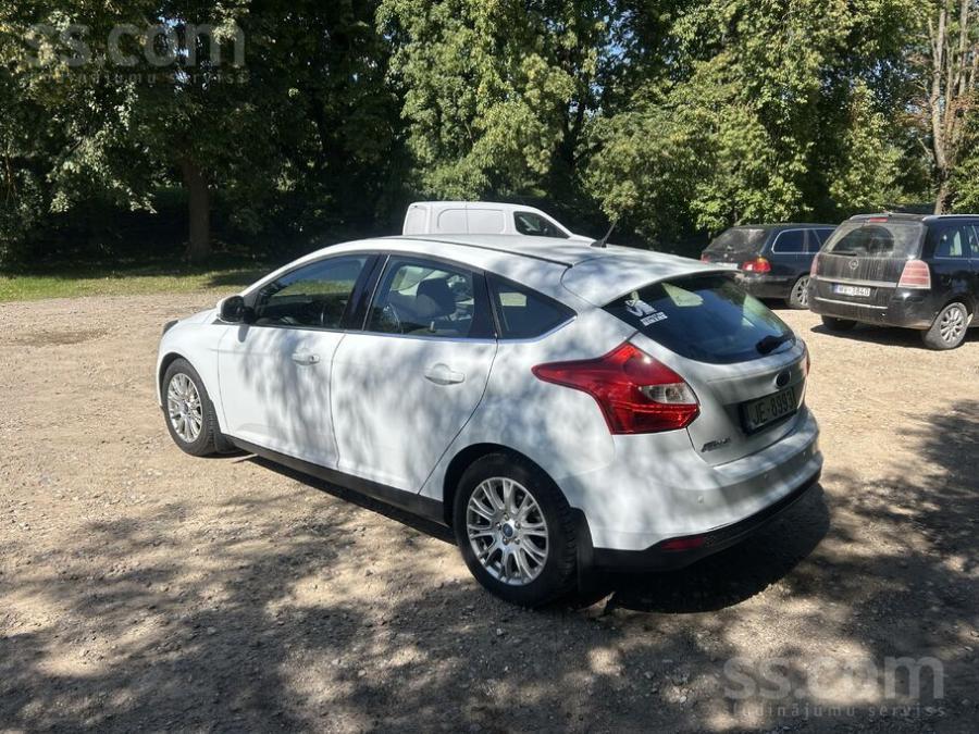 White Ford Focus 2013 in Jelgava, with an engine capacity of 1.60 L and mileage of 256 thousand km for 2500 €, photo 5 on AUTOMOTO.COM.LV