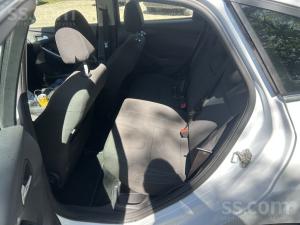 White Ford Focus 2013 in Jelgava, with an engine capacity of 1.60 L and mileage of 256 thousand km for 2500 €, photo 8 on AUTOMOTO.COM.LV