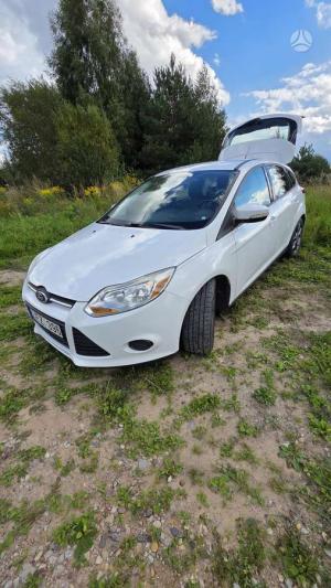 White Ford Focus 2013 in Vilnius, with an engine capacity of 2.00 L and mileage of 192 thousand km for 2900 €, photo 3 on AUTOMOTO.COM.LV