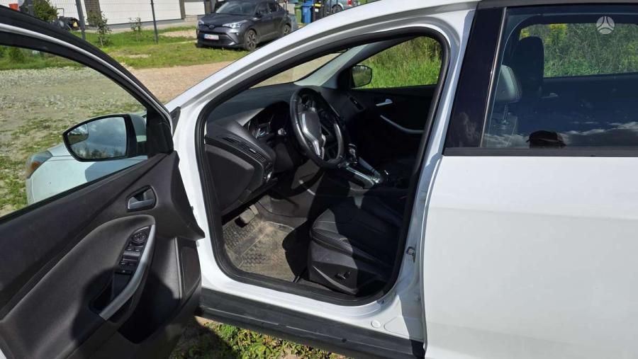 White Ford Focus 2013 in Vilnius, with an engine capacity of 2.00 L and mileage of 192 thousand km for 2900 €, photo 8 on AUTOMOTO.COM.LV