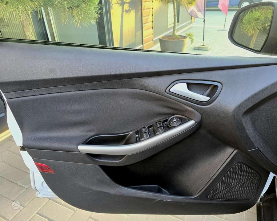 Balts Ford Focus 2013 Tauragė, ar dzinēja tilpumu 1.00 L un nobraukumu 217 tūkst. km par 3800 €, foto 27 vietnē AUTOMOTO.COM.LV