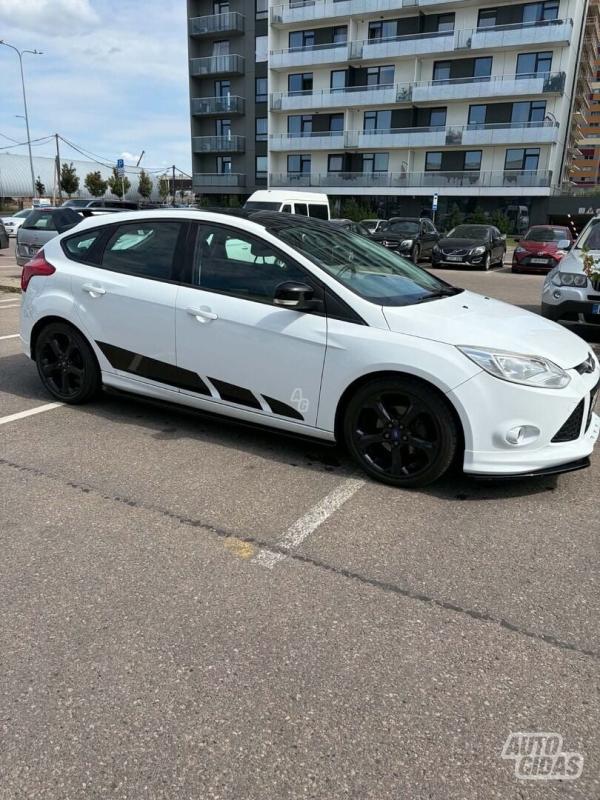 Ford Focus 2014 in Vilnius on AUTOMOTO.COM.LV White Ford Focus 2014 in Vilnius, with an engine capacity of 1.50 L and mileage of 241 thousand km for 4999 €, photo 5 on AUTOMOTO.COM.LV