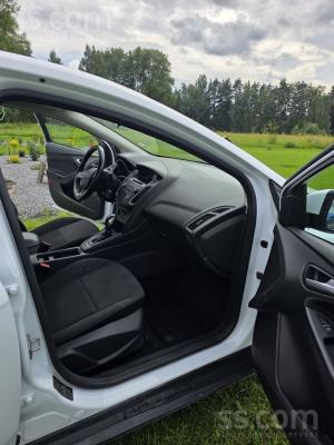 White Ford Focus 2017 in Riga, with an engine capacity of 1.00 L and mileage of 140 thousand km for 5650 €, photo 5 on AUTOMOTO.COM.LV