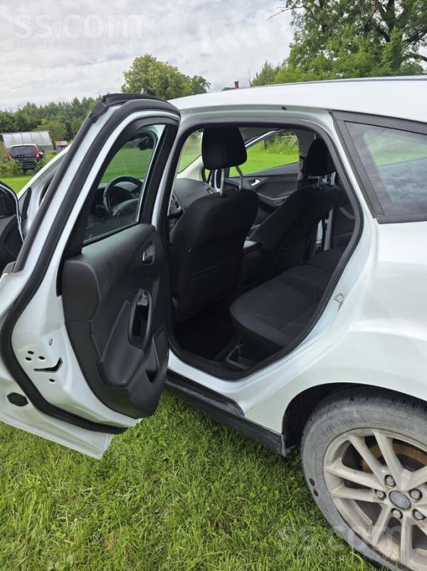 White Ford Focus 2017 in Riga, with an engine capacity of 1.00 L and mileage of 140 thousand km for 5650 €, photo 5 on AUTOMOTO.COM.LV