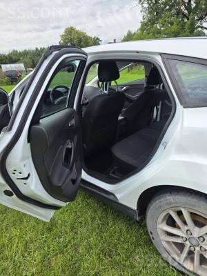White Ford Focus 2017 in Riga, with an engine capacity of 1.00 L and mileage of 140 thousand km for 5650 €, photo 6 on AUTOMOTO.COM.LV