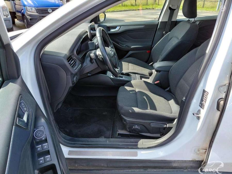 White Ford Focus 2019 in Vilnius, with an engine capacity of 1.00 L and mileage of 99 thousand km for 10900 €, photo 16 on AUTOMOTO.COM.LV