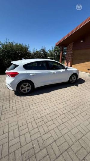 White Ford Focus 2019 in Marijampole, with an engine capacity of 1.00 L and mileage of 106 thousand km for 8700 €, photo 4 on AUTOMOTO.COM.LV