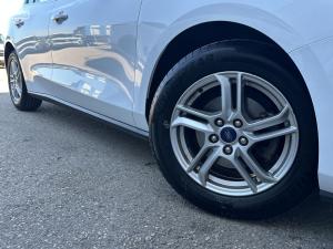White Ford Focus 2021 in Kaunas, with an engine capacity of 1.00 L and mileage of 70 thousand km for 12471 €, photo 28 on AUTOMOTO.COM.LV