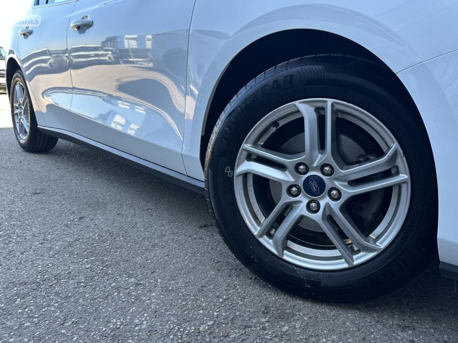 White Ford Focus 2021 in Kaunas, with an engine capacity of 1.00 L and mileage of 70 thousand km for 12471 €, photo 28 on AUTOMOTO.COM.LV