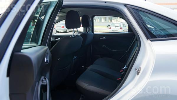 White Ford Focus 2015 in Riga, with an engine capacity of 1.00 L and mileage of 133 thousand km for 5950 €, photo 6 on AUTOMOTO.COM.LV