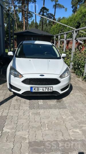 Balts Ford Focus 2015 Rīga, ar dzinēja tilpumu 1.00 L un nobraukumu 201 tūkst. km par 4600 €, foto  vietnē AUTOMOTO.COM.LV