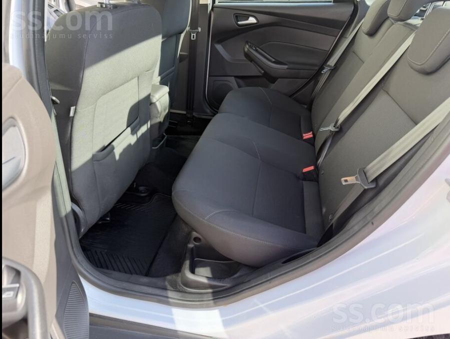 Balts Ford Focus 2015 Rīga, ar dzinēja tilpumu 1.00 L un nobraukumu 147 tūkst. km par 6300 €, foto 17 vietnē AUTOMOTO.COM.LV