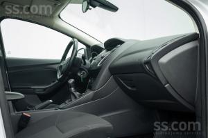 White Ford Focus 2017 in Jelgava, with an engine capacity of 1.00 L and mileage of 144 thousand km for 5400 €, photo 8 on AUTOMOTO.COM.LV