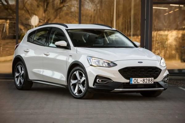 White Ford Focus 2019 in Jelgava, with an engine capacity of 1.50 L and mileage of 156 thousand km for 9990 €, photo 2 on AUTOMOTO.COM.LV