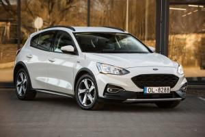 White Ford Focus 2019 in Jelgava, with an engine capacity of 1.50 L and mileage of 156 thousand km for 9990 €, photo 3 on AUTOMOTO.COM.LV