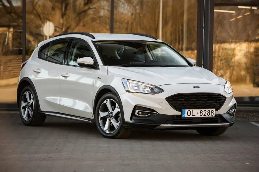White Ford Focus 2019 in Jelgava, with an engine capacity of 1.50 L and mileage of 156 thousand km for 9990 €, photo 3 on AUTOMOTO.COM.LV