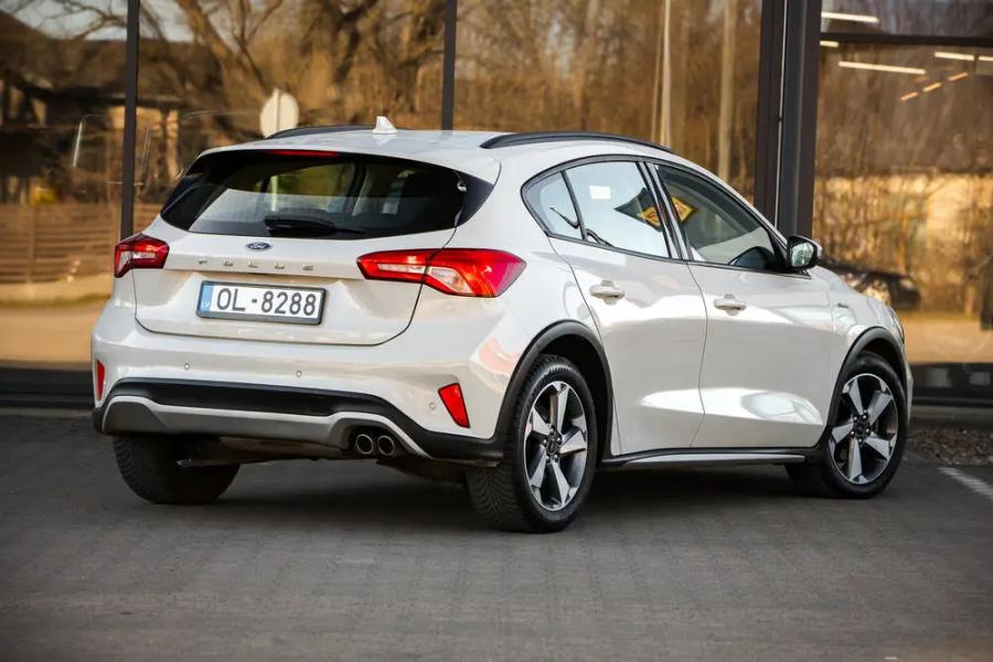 White Ford Focus 2019 in Jelgava, with an engine capacity of 1.50 L and mileage of 156 thousand km for 9990 €, photo 5 on AUTOMOTO.COM.LV