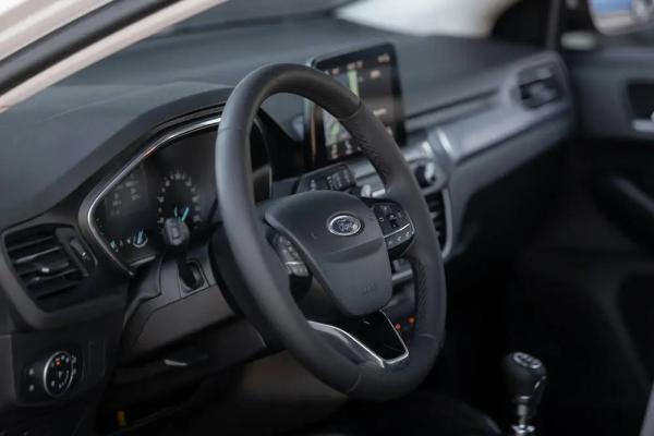 White Ford Focus 2019 in Jelgava, with an engine capacity of 1.50 L and mileage of 156 thousand km for 9990 €, photo 9 on AUTOMOTO.COM.LV