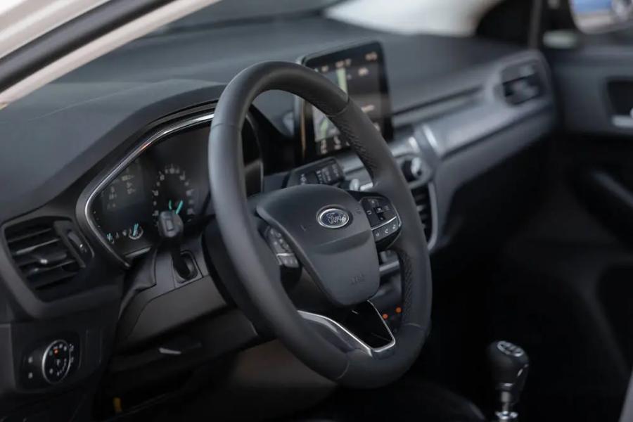 White Ford Focus 2019 in Jelgava, with an engine capacity of 1.50 L and mileage of 156 thousand km for 9990 €, photo 10 on AUTOMOTO.COM.LV