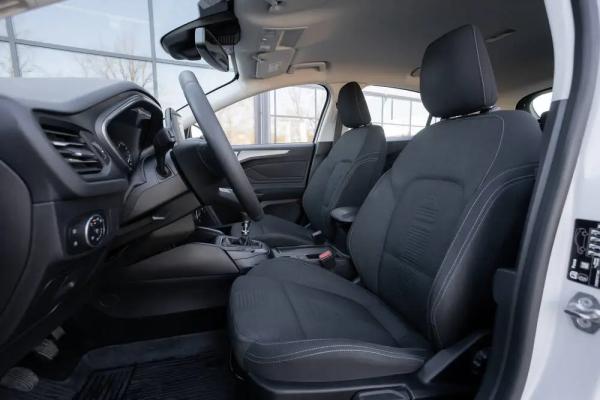 White Ford Focus 2019 in Jelgava, with an engine capacity of 1.50 L and mileage of 156 thousand km for 9990 €, photo 10 on AUTOMOTO.COM.LV