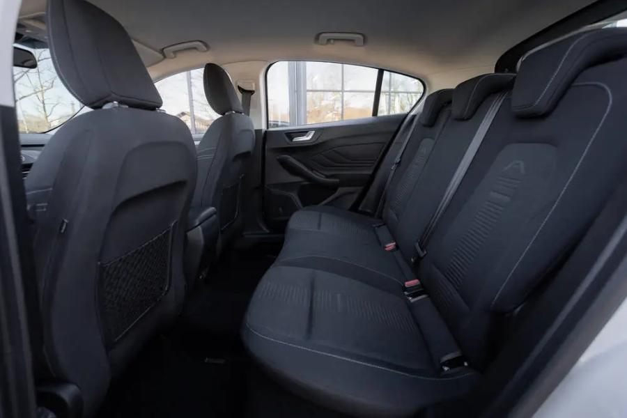 White Ford Focus 2019 in Jelgava, with an engine capacity of 1.50 L and mileage of 156 thousand km for 9990 €, photo 14 on AUTOMOTO.COM.LV