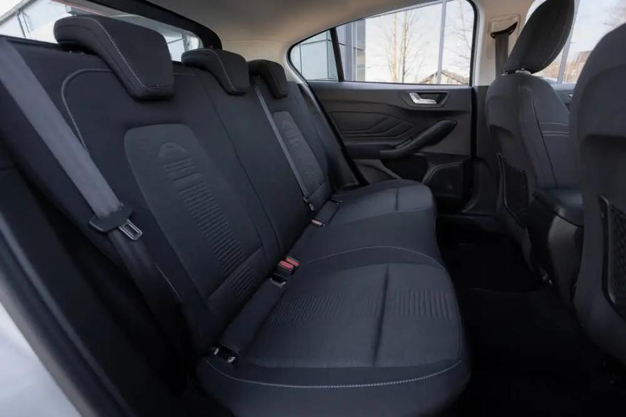 White Ford Focus 2019 in Jelgava, with an engine capacity of 1.50 L and mileage of 156 thousand km for 9990 €, photo 18 on AUTOMOTO.COM.LV