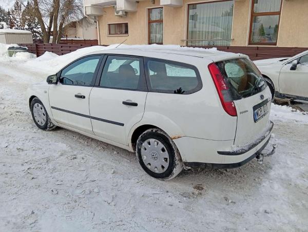 Balts Ford Focus 2006 Panevēža, ar dzinēja tilpumu 1.60 L un nobraukumu 305 tūkst. km par 1150 €, foto 3 vietnē AUTOMOTO.COM.LV
