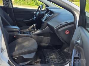 White Ford Focus 2011 in Liepaja, with an engine capacity of 1.60 L and mileage of 224 thousand km for 4500 €, photo 15 on AUTOMOTO.COM.LV