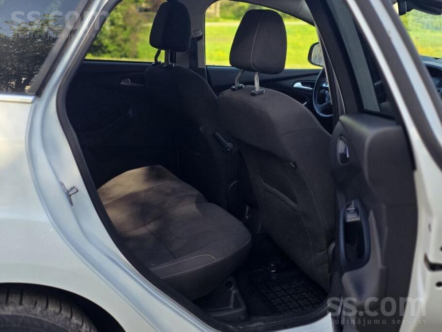 White Ford Focus 2011 in Liepaja, with an engine capacity of 1.60 L and mileage of 224 thousand km for 4500 €, photo 19 on AUTOMOTO.COM.LV
