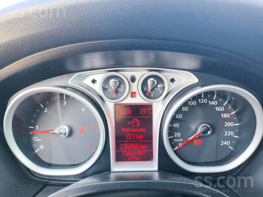 Balts Ford Focus 2011 Rīga, ar dzinēja tilpumu 1.60 L un nobraukumu 234 tūkst. km par 2790 €, foto 16 vietnē AUTOMOTO.COM.LV