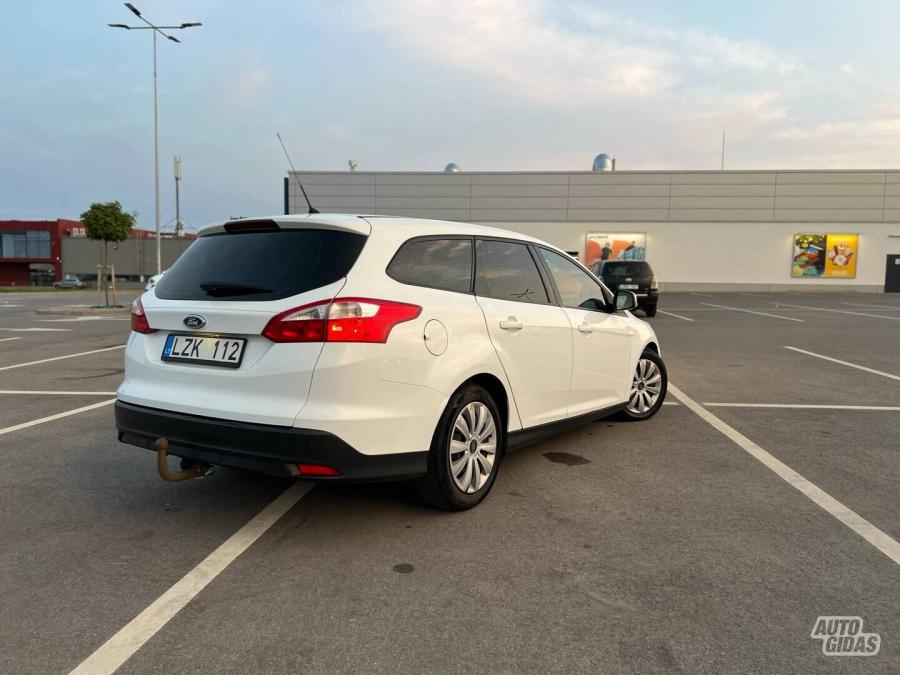 White Ford Focus 2012 in Kaunas, with an engine capacity of 1.60 L and mileage of 341 thousand km for 2700 €, photo 5 on AUTOMOTO.COM.LV