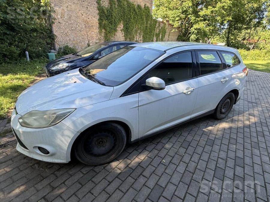 White Ford Focus 2012 in Riga, with an engine capacity of 1.60 L and mileage of 445 thousand km for 1000 €, photo 1 on AUTOMOTO.COM.LV