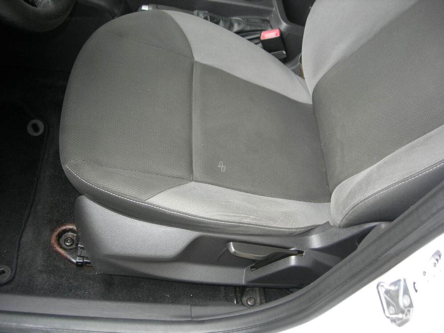 White Ford Focus 2012 in Kaunas, with an engine capacity of 1.60 L and mileage of 319 thousand km for 2199 €, photo 13 on AUTOMOTO.COM.LV