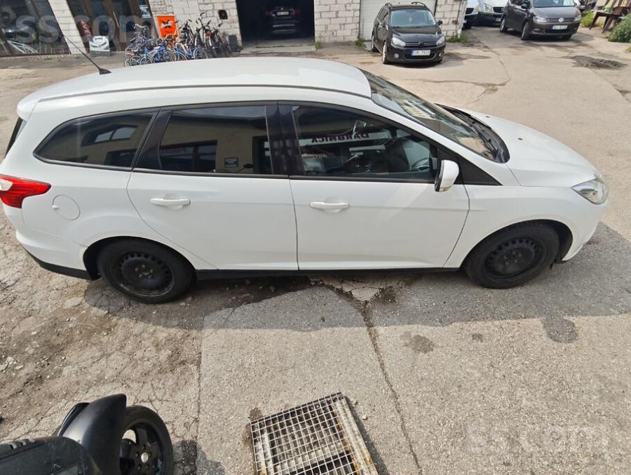 Balts Ford Focus 2013 Liepāja, ar dzinēja tilpumu 2.00 L un nobraukumu 379 tūkst. km par 3500 €, foto 5 vietnē AUTOMOTO.COM.LV
