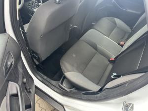 White Ford Focus 2014 in Prienai, with an engine capacity of 1.00 L and mileage of 200 thousand km for 1600 €, photo 8 on AUTOMOTO.COM.LV