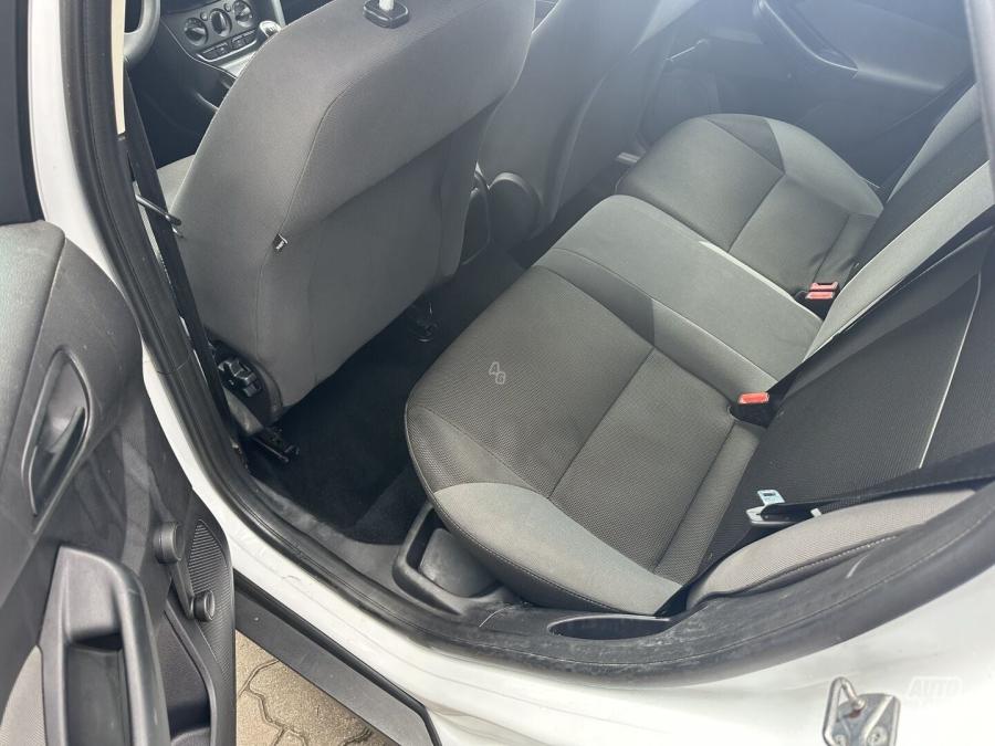 White Ford Focus 2014 in Prienai, with an engine capacity of 1.00 L and mileage of 200 thousand km for 1600 €, photo 8 on AUTOMOTO.COM.LV
