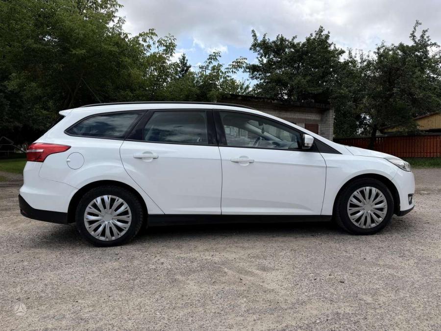 White Ford Focus 2015 in Kaunas, with an engine capacity of 1.56 L and mileage of 197 thousand km for 3999 €, photo 4 on AUTOMOTO.COM.LV