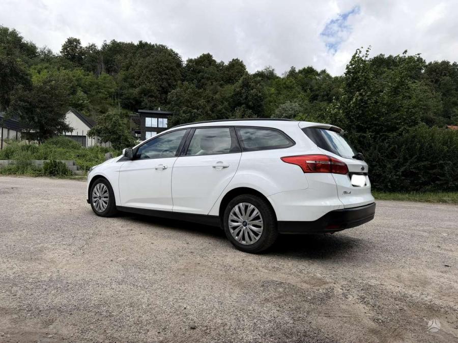 White Ford Focus 2015 in Kaunas, with an engine capacity of 1.56 L and mileage of 197 thousand km for 3999 €, photo 7 on AUTOMOTO.COM.LV