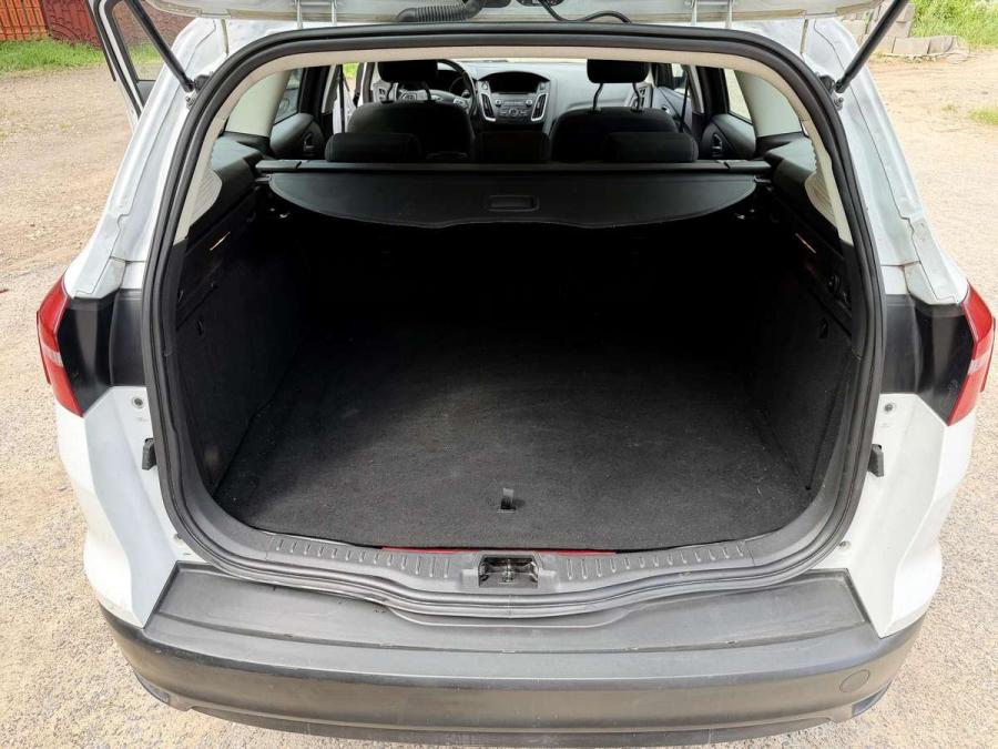 White Ford Focus 2015 in Kaunas, with an engine capacity of 1.56 L and mileage of 197 thousand km for 3999 €, photo 14 on AUTOMOTO.COM.LV