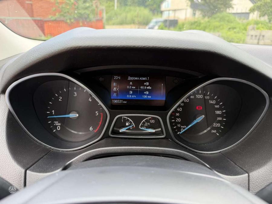 White Ford Focus 2015 in Kaunas, with an engine capacity of 1.56 L and mileage of 197 thousand km for 3999 €, photo 15 on AUTOMOTO.COM.LV