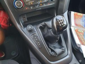 Balts Ford Focus 2015 Marijampole, ar dzinēja tilpumu 1.00 L un nobraukumu 122 tūkst. km par 5250 €, foto 27 vietnē AUTOMOTO.COM.LV