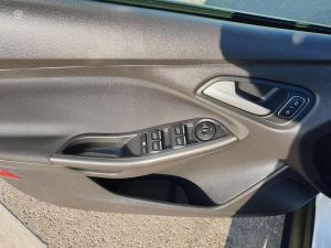 Balts Ford Focus 2015 Marijampole, ar dzinēja tilpumu 1.00 L un nobraukumu 122 tūkst. km par 5250 €, foto 31 vietnē AUTOMOTO.COM.LV